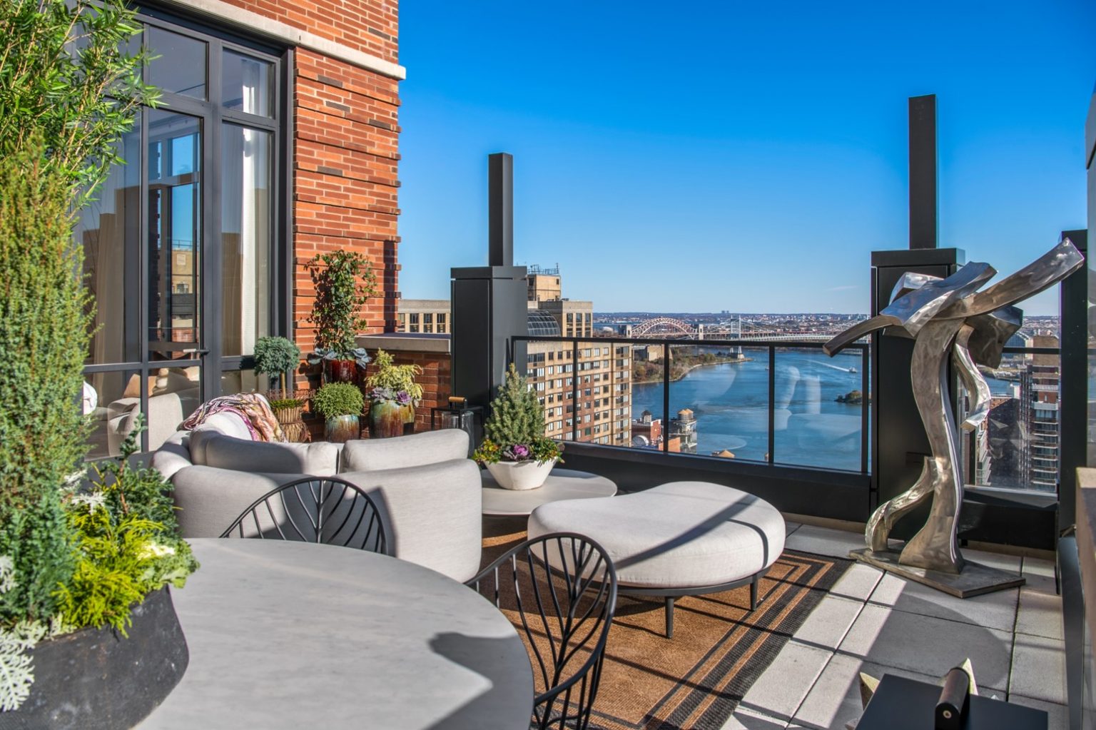 Inside the Holiday House 2022 NYC Showhouse | Love Happens